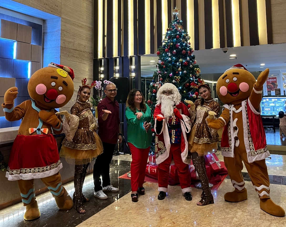 Aston Bogor Lights Up Christmas with Tree Celebration and CSR ...